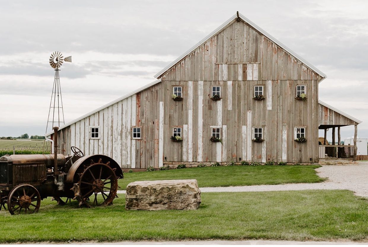 iowa barn wedding venues | absolute music dj | 563-581-1030
